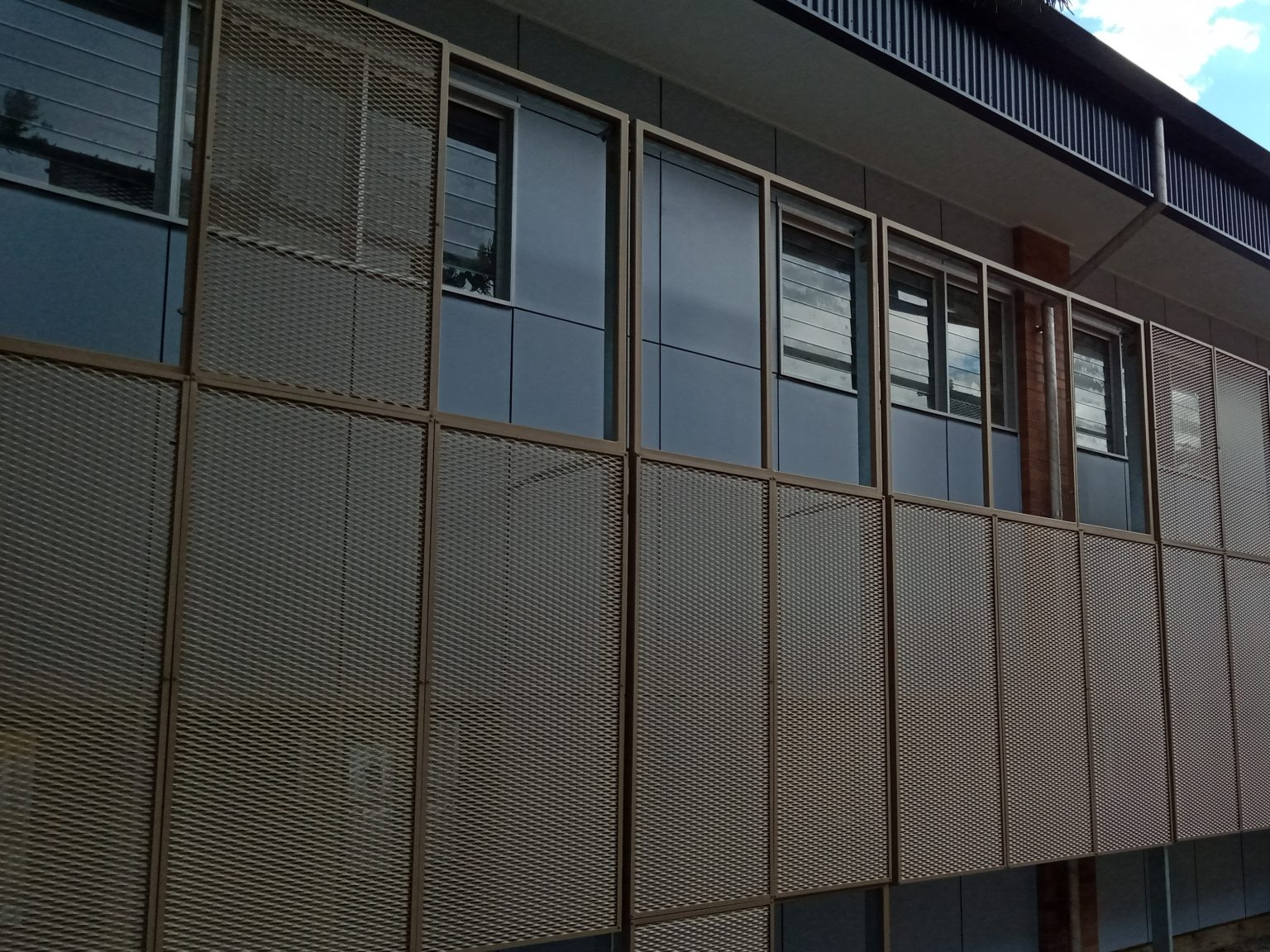 Sun 636 Expanded Metal Sheet: Sunscreen 51 x 15mm Openings - Meshstore